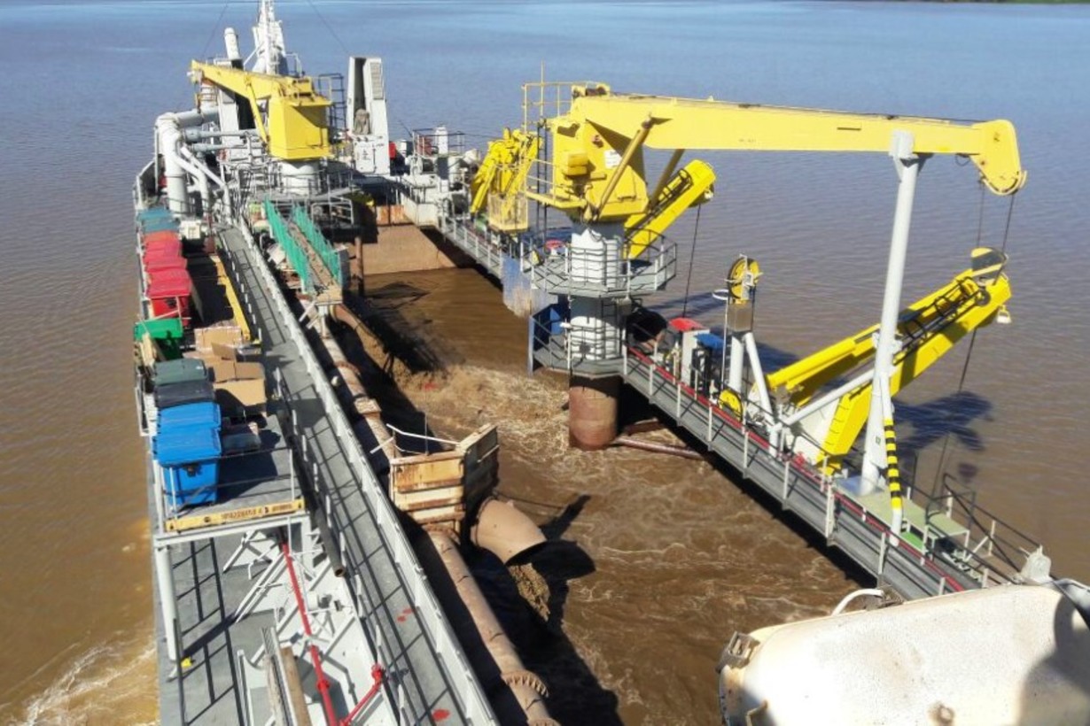 Draga trabaja en acceso a un puerto de la costa del Uruguay con la ...